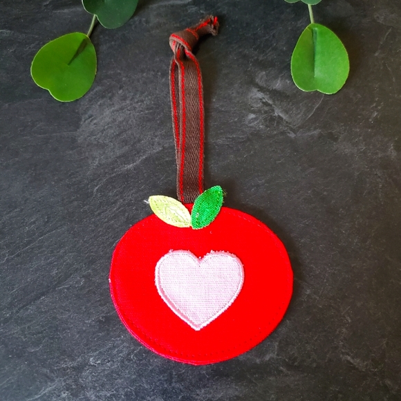 thirty-one | Accessories | Nwt Thirtyone Apple Hang Tag | Poshmark